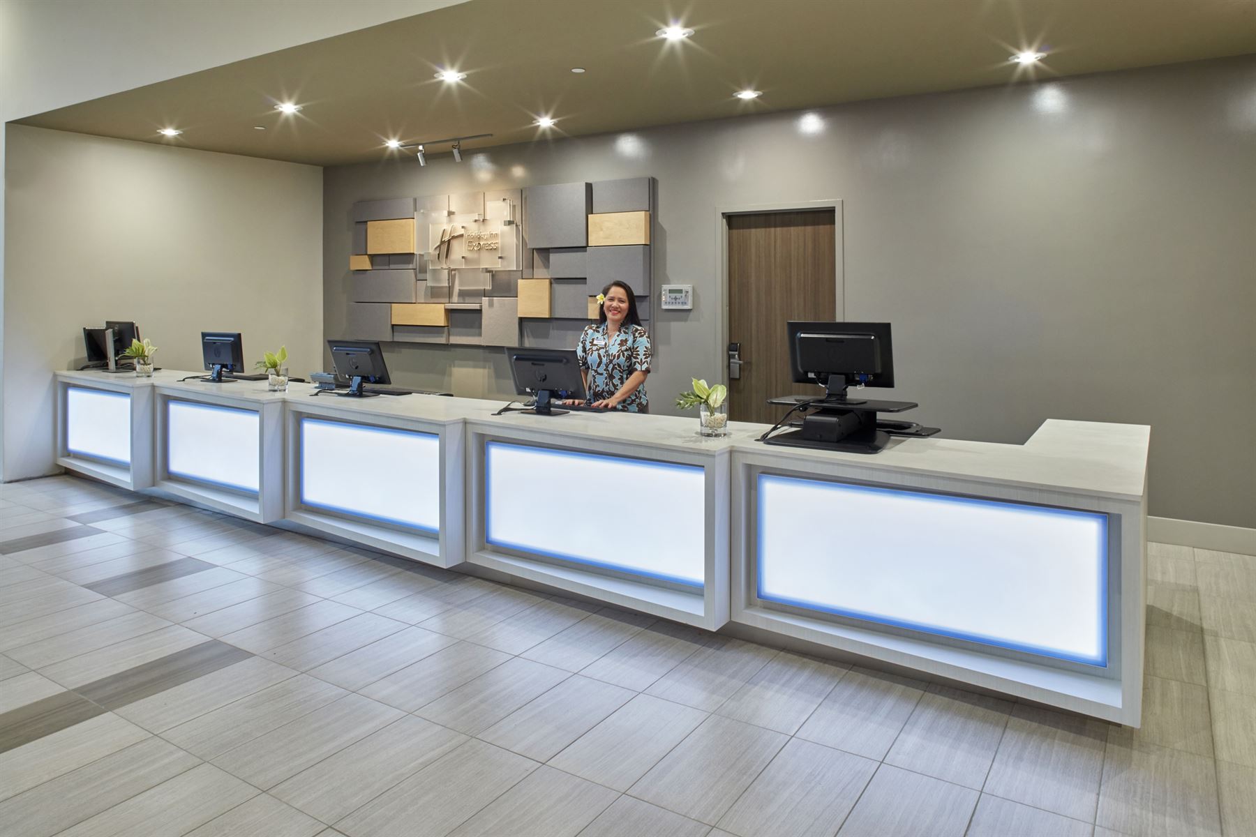 Official Site: Brand new Waikiki Hotel Near the Beach | Holiday Inn ...